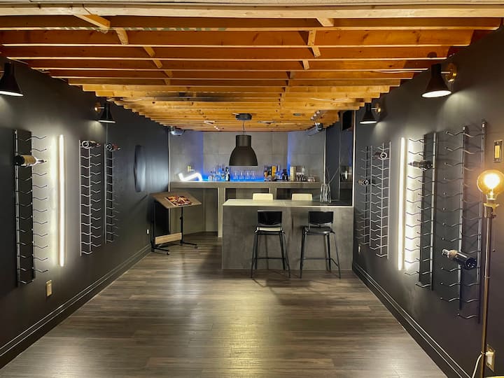 Modern Unit With A Stylish Bar & Pool Table - Oakville