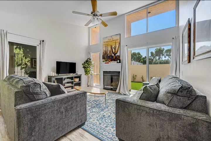 Delightful Townhouse W/ Private Outdoor Space - Mesa, AZ