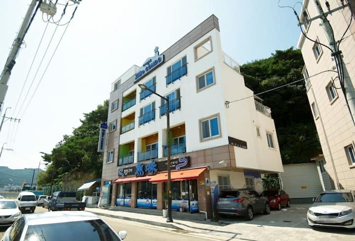 조용한 바다뷰 /무료주차/가족여행/ 자연 / 일출 / 통영 한달살기 /지베콘도 201 - 무전동