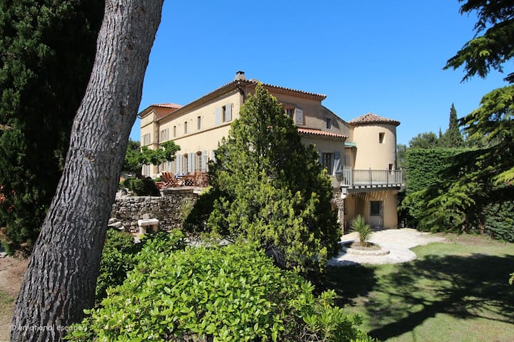 Chateau Rental In Eygalières - Cavaillon