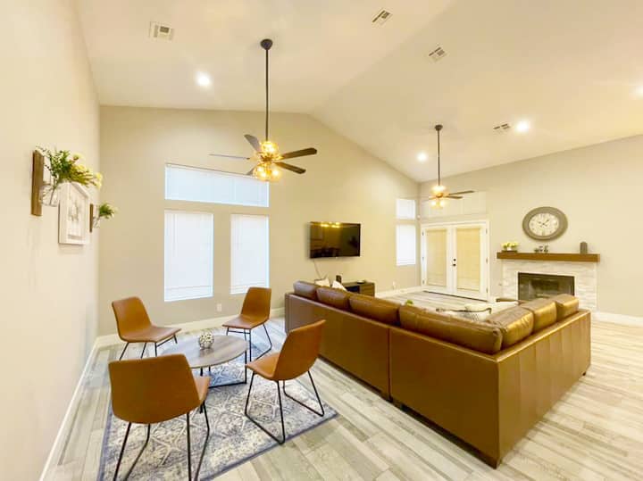 Cozy Industrial Designed Home With A Pool! - North Las Vegas, NV