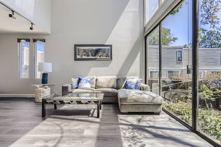 Sunny Suburban Getaway | 4br Condo + Pool | 30 Day - Denver, CO