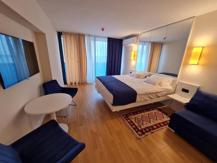 43rd Floor Orbi City, Stylish Two Banks Apartment - Batum