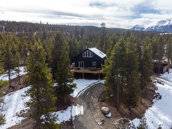 Modern Chalet W/ Hot Tub & Mountain Views! - Twin Lakes, CO