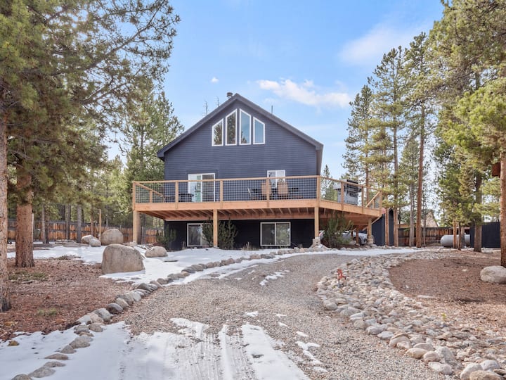 Modern Chalet W/ Hot Tub & Mountain Views! - Twin Lakes, CO
