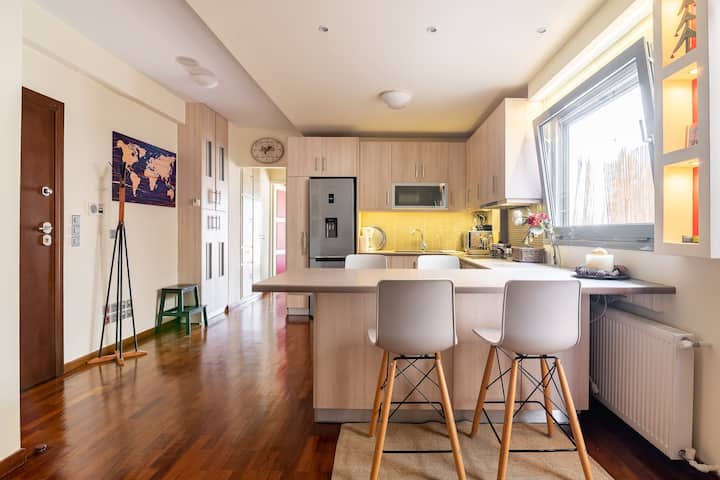 Exarhia, The Bohemian Side Of Athens, Near Metro - Atene