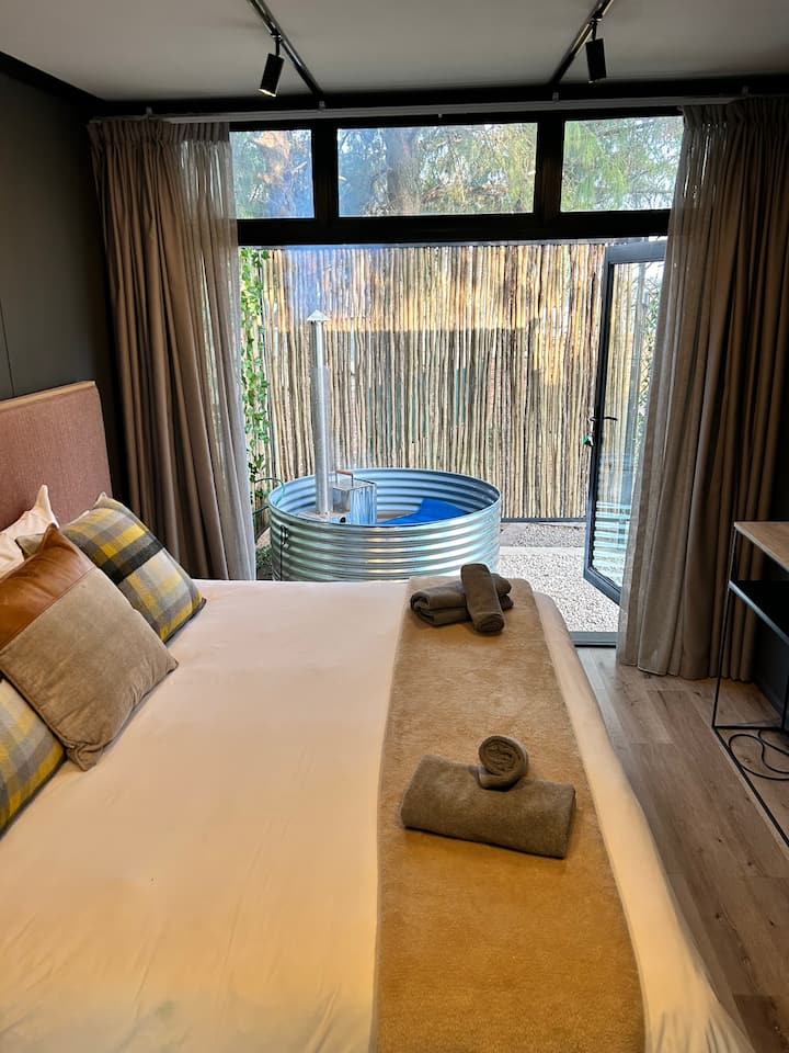 Luxurious Tiny Home Living With Hot Tub - Dullstroom