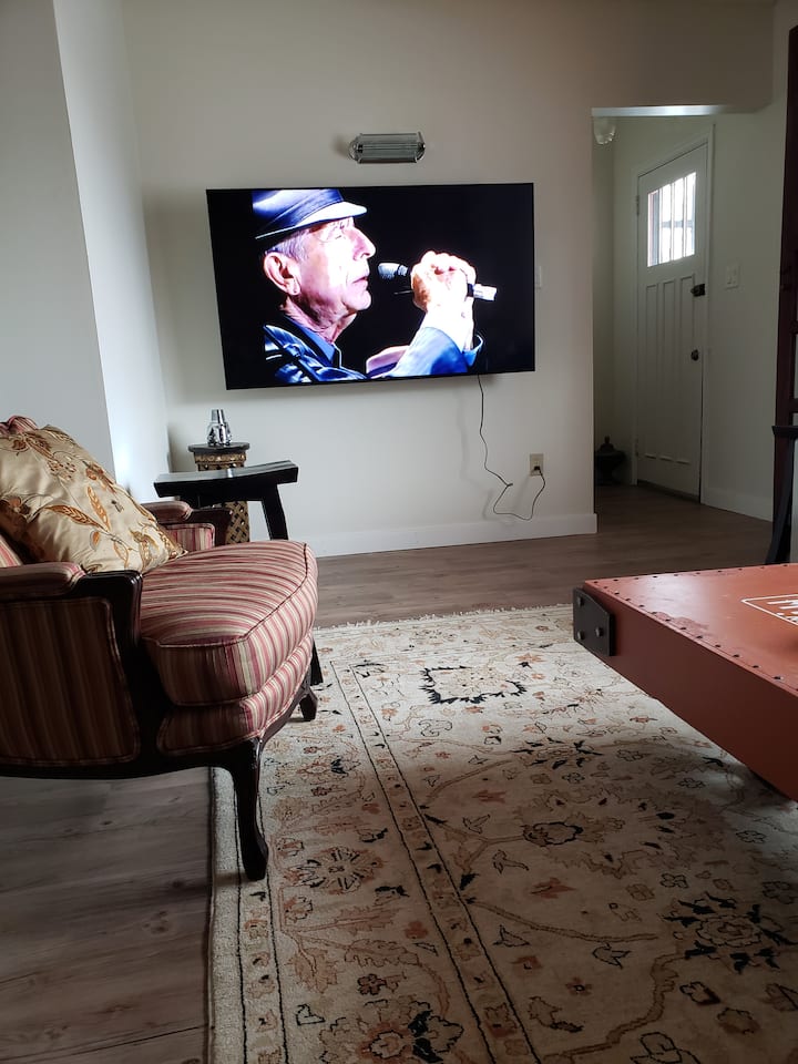 Walk To City Center. Main Floor. - Calgary