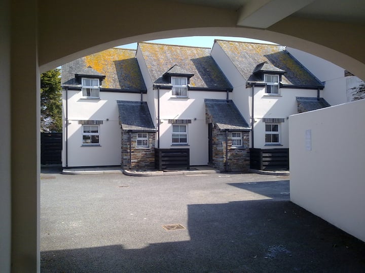 1 Coachyard Mews, Padstow Centre, 2-bed Sat Change - Padstow