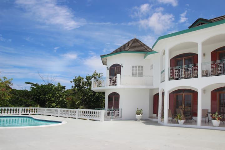 Montego Bay 9bdr Villa Near Airport | Pool - Montego Bay