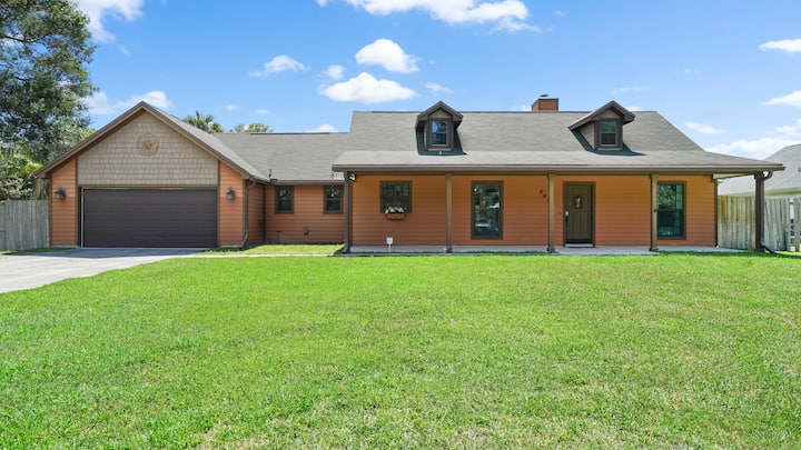 Spectacular Home With Outdoor Pool And Lake View (62nd St N) - Pinellas Park, FL