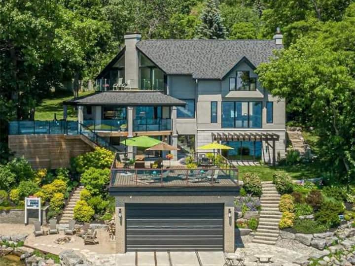 The Manor On The Lake - Barrie