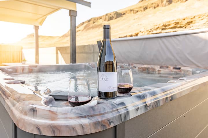 Riverview Retreat- Hot Tub, Games, Relax - Ginkgo Petrified Forest State Park, Vantage