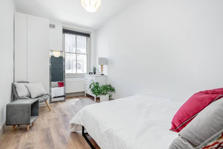 Fashionable Flamboyance | Creed Stay - Londra