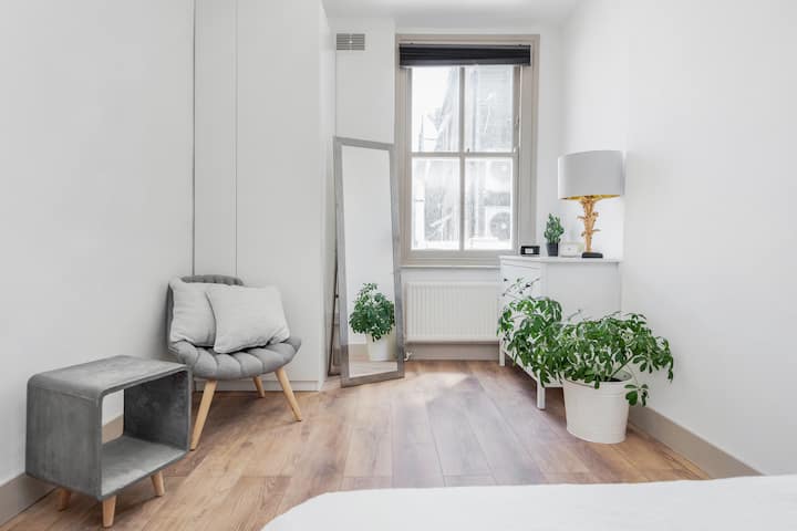 Fashionable Flamboyance | Creed Stay - Central London