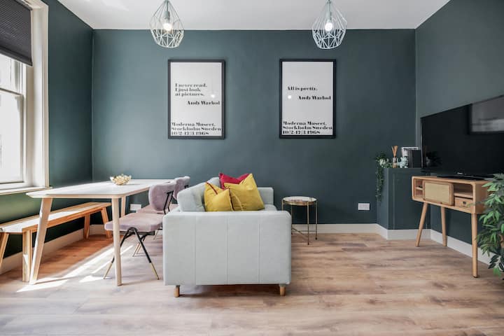 Fashionable Flamboyance | Creed Stay - London