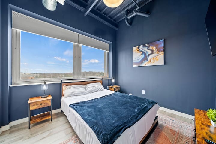 High Ceilings 2 Bed 1bath Top Floor Apt 61 - Richmond, VA