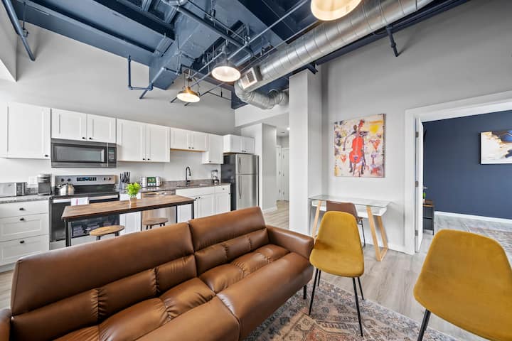 High Ceilings 2 Bed 1bath Top Floor Apt 61 - Richmond