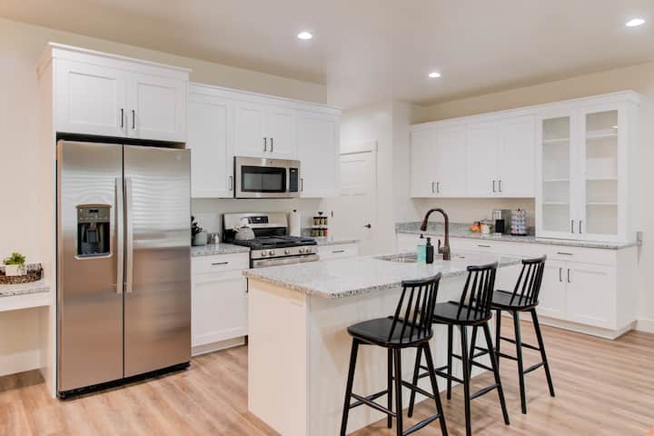 6-bedroom 4-bathroom: Two New Adjoining Townhomes - Cedar City, UT