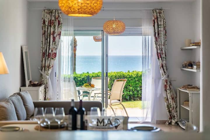 Excelente Piso Primera Línea De Playa En Mijas!!! - Mijas