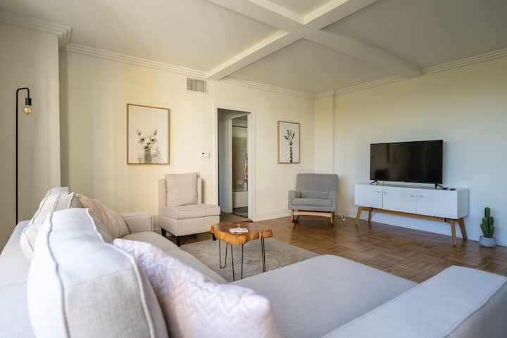 1 Bedroom In The Best Neighborhood! Washer/dryer! - Los Angeles, CA