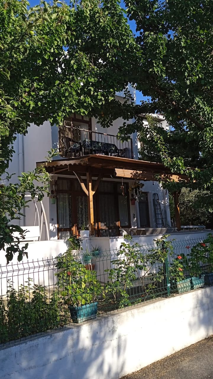 ÇOcuk Parkı Olan, Geniş Bahçeli Rahat Aile Ortamı. - Gökçeada