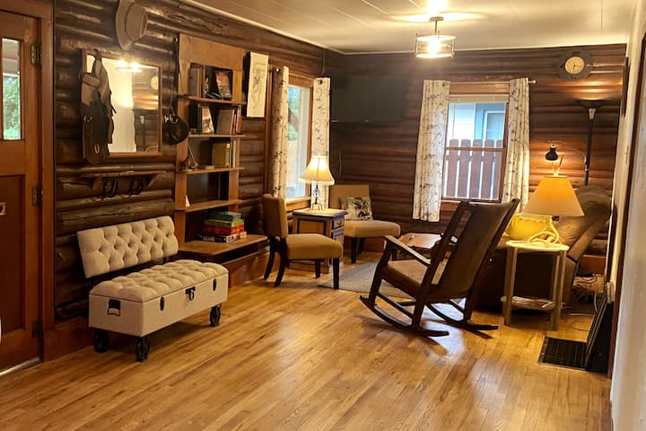 Historic Comfy Cabin In Downtown Cody - Cody, WY