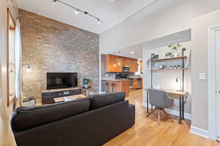 Sunny Getaway Steps From Bucktown + Wicker Park - Chicago, IL