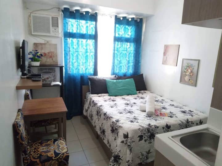 Charming Condo - Urban Deca - Makati