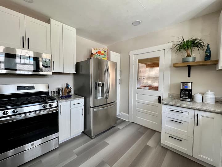 Charming Downtown Bungalow - Bradenton, FL