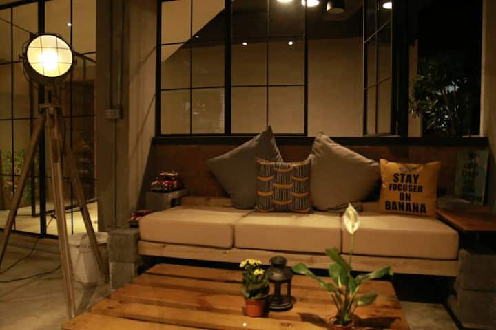西門町(4-10 Persons)空間出租/攝影/廣告/婚紗/外拍/型錄/活動 - Taipei
