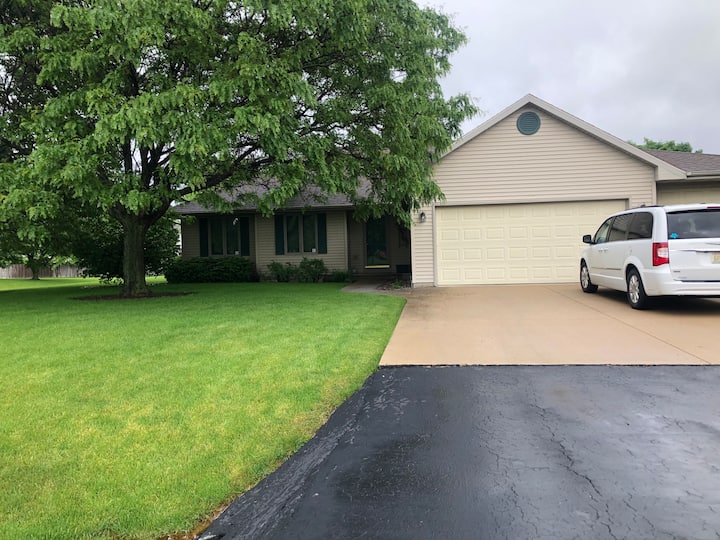 Cheerful 3 Bedroom, 3 Full Bath Home. - Oshkosh, WI