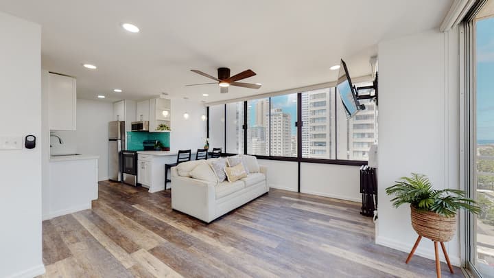 1 Bedroom Partial Ocean View And Mountain Views - Honolulu, HI