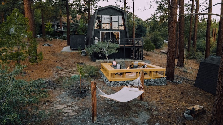 Designer Cabin: Spa, Private Rd, Ev, Pet Friendly - Wrightwood, CA