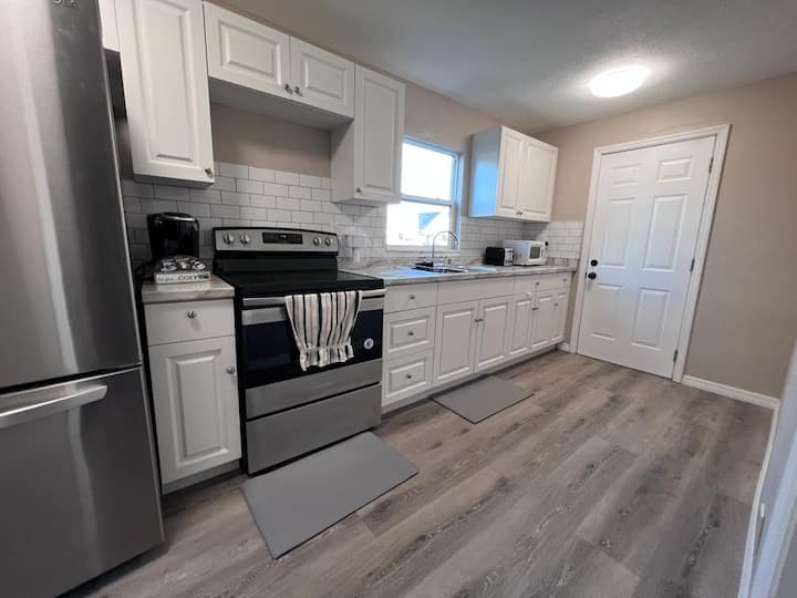 Cozy House 3 Minutes From Tropicana Baseball Field - St. Petersburg, FL