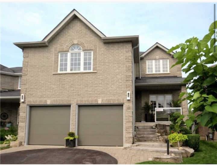 Cheerful 4 Bedroom Home With Indoor Fireplace - Barrie