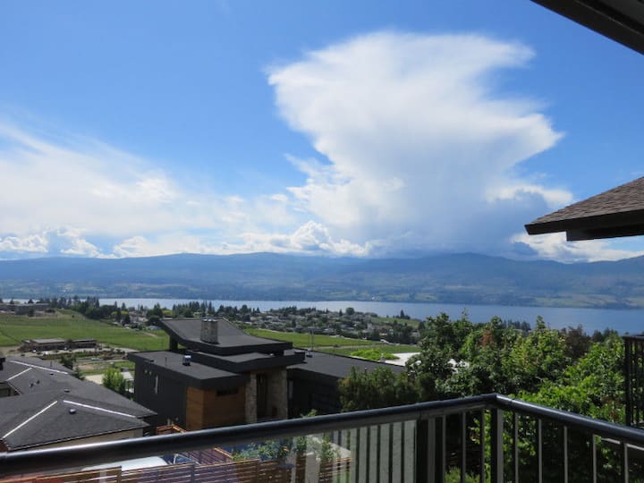 Beautiful Lake View Sunny Day House, Nearly Winery - West Kelowna