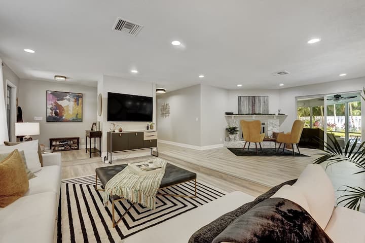 Modern Pool Home W/gym Close To Beach & Downtown! - Boynton Beach, FL