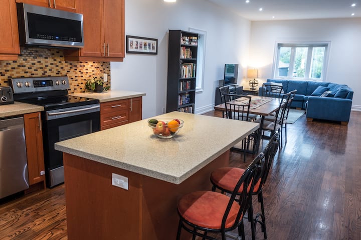 Spacious 3-bedroom Home With Parking And Backyard - Toronto