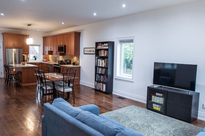 Spacious 3-bedroom Home With Parking And Backyard - Toronto