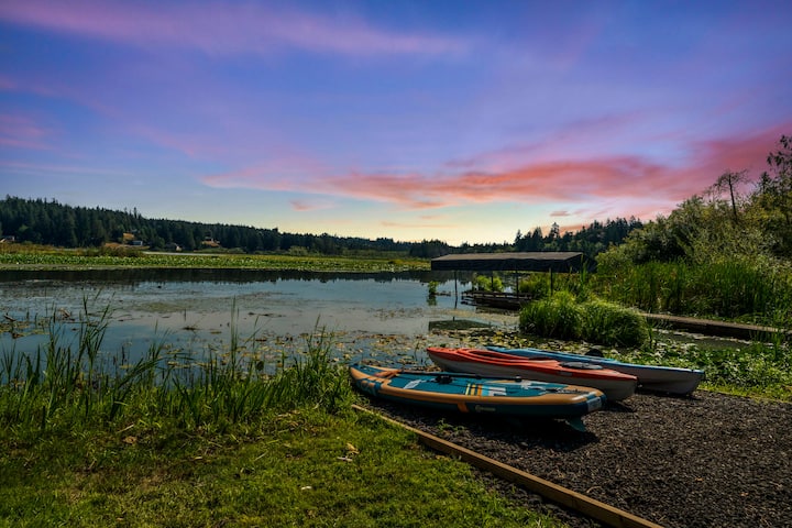 Stylish Lakehouse Getaway. Extended Stay Approved! - Port Orchard, WA
