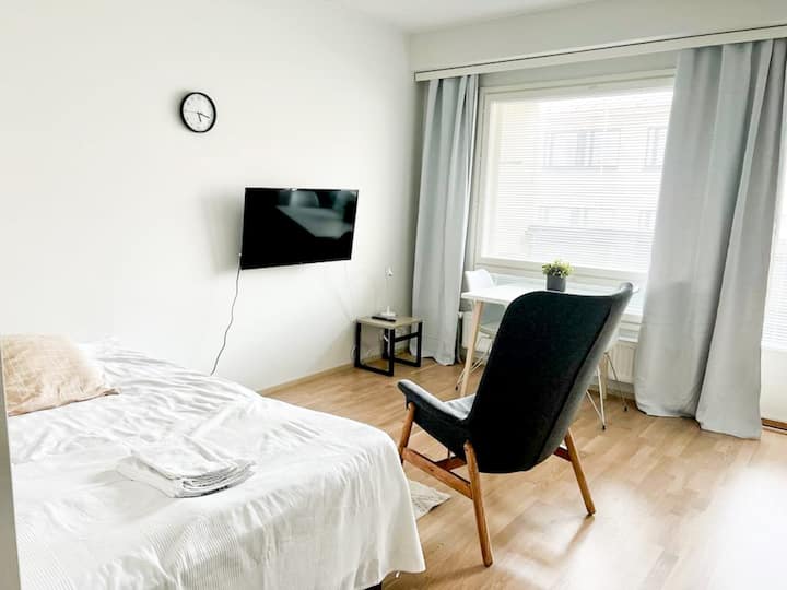 Homely And Modern Studio Apartment +Wifi + Balcony - 오울루
