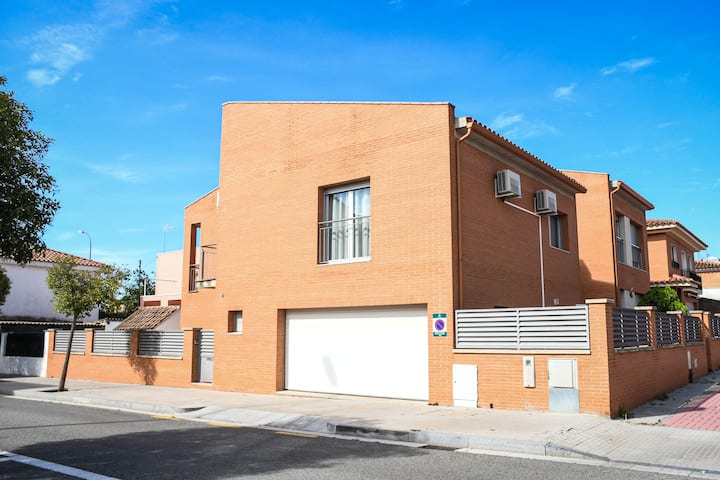 Chalet Amplio Con Jardín Y Zona Barbacoa. - Reus