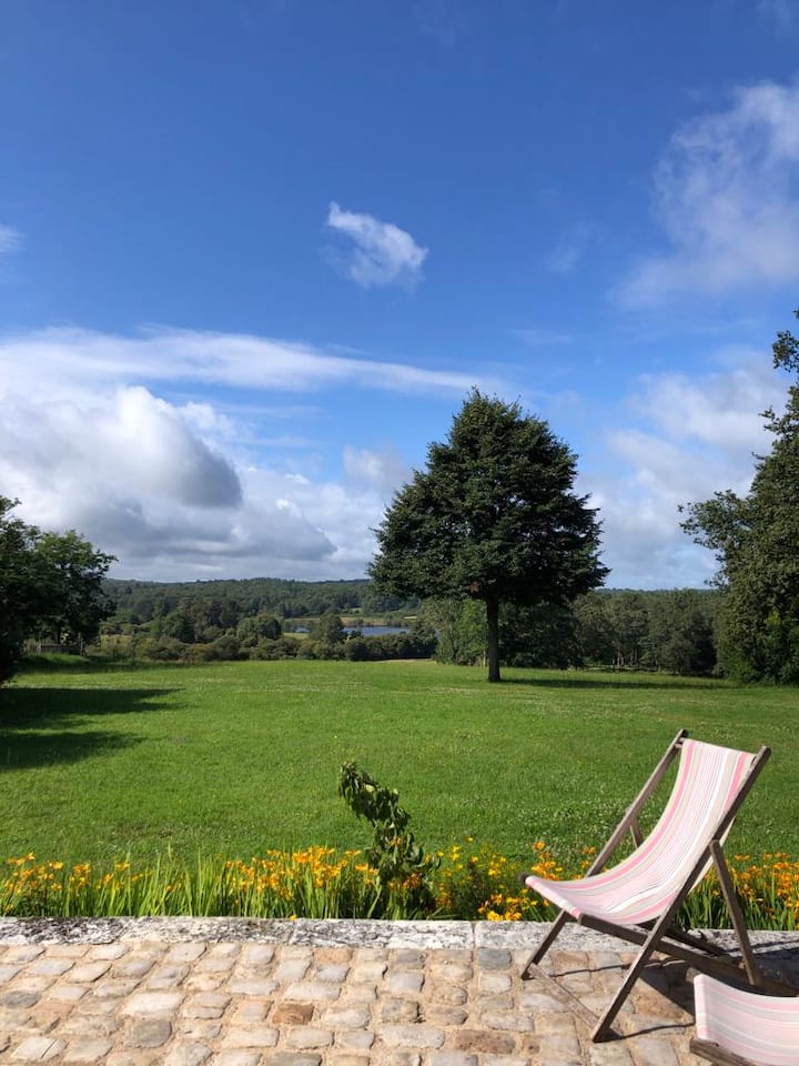 Cheerful 5-bedroom Cottage With Pool And Lake View - Saint-Mathieu