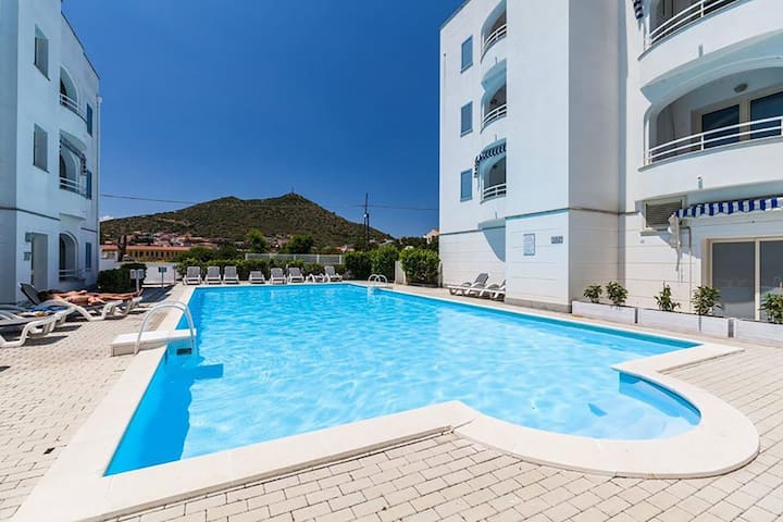 Bilocale 2/4 Posti A La Caletta Con Piscina - Posada