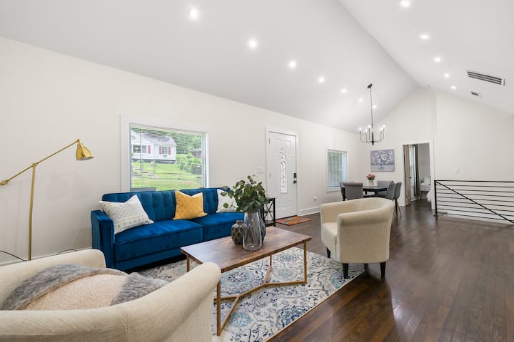Spacious Cottage House | Mins To Downtown - Atlanta, GA