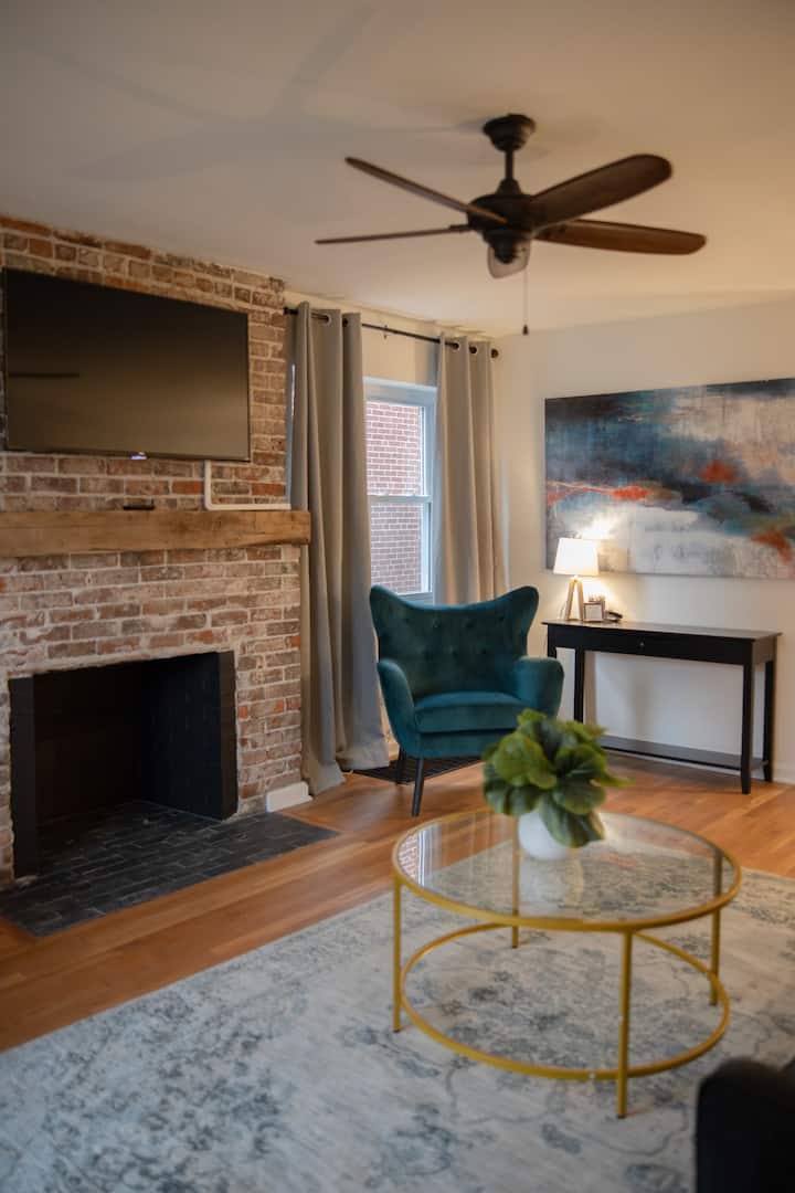 The Dakota | King Bed | Hot Tub | Walk To Eateries - Columbus, OH