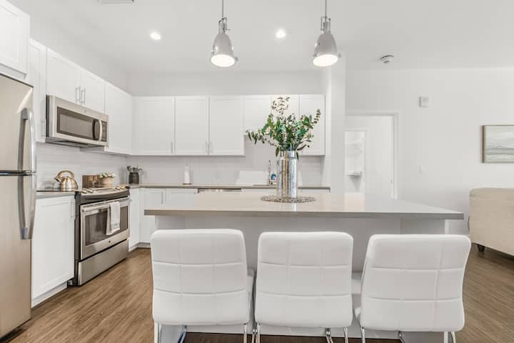 Lovely 2- Bedroom Serviced Apartment With Pool - Somerville, MA