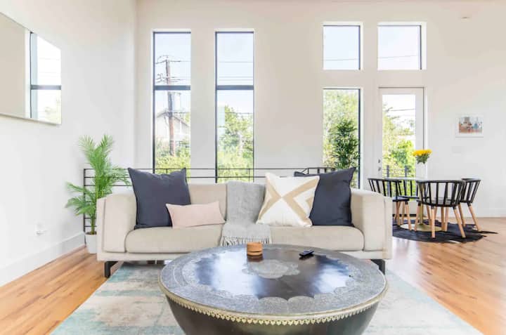 Glamorous Perfectly Located Deluxe 2 Bed Townhome - Dallas, TX