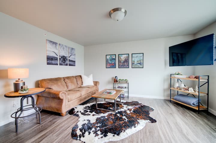 King Bed Condo | Country Views | 5 Min From Msu - Bozeman, MT